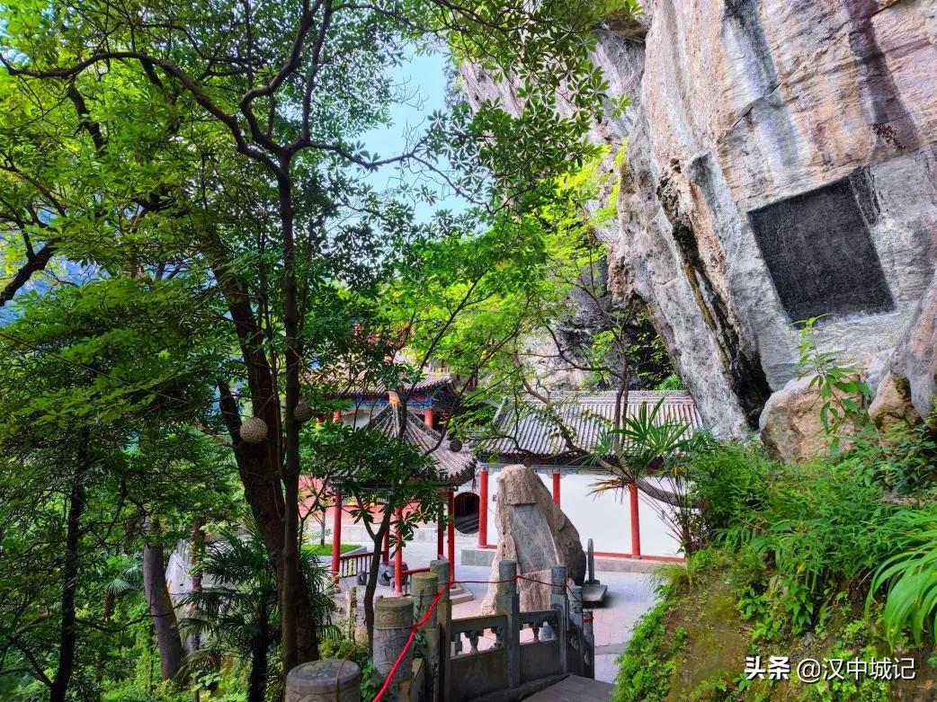 Lingyan Temple Hidden in Poems - iNEWS