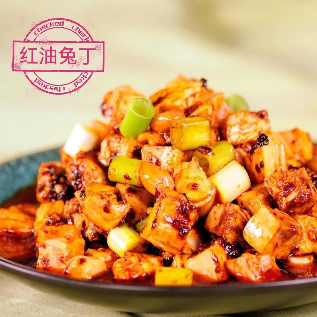 Shiny red oil bunny, a tempting snack in Chengdu - iNEWS