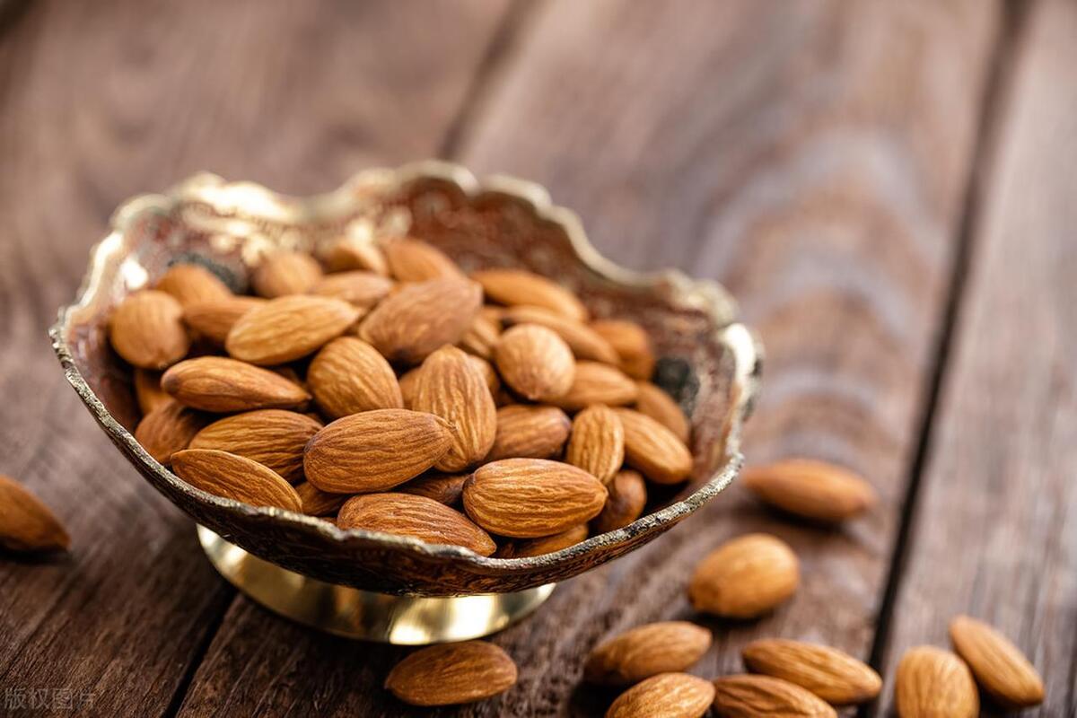 Stir-fried almonds with celery, a healthy delicacy in autumn, light and ...