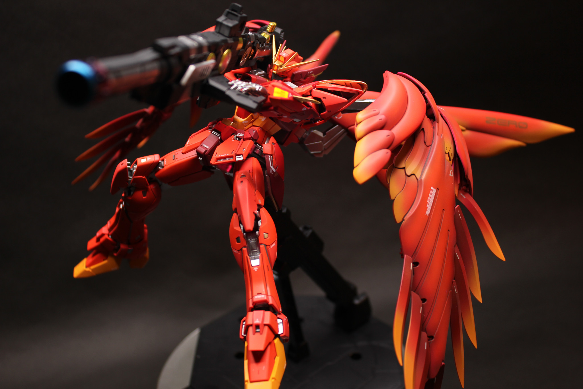 Gradient wings, red flying wing gunpla - iNEWS