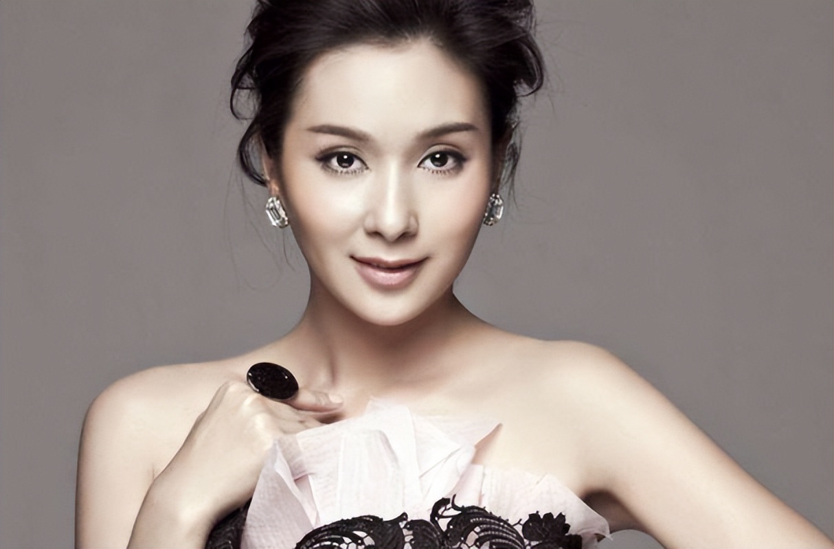 The 48-year-old most beautiful Asian sister Yang Gongru's recent photos were exposed!Once ...