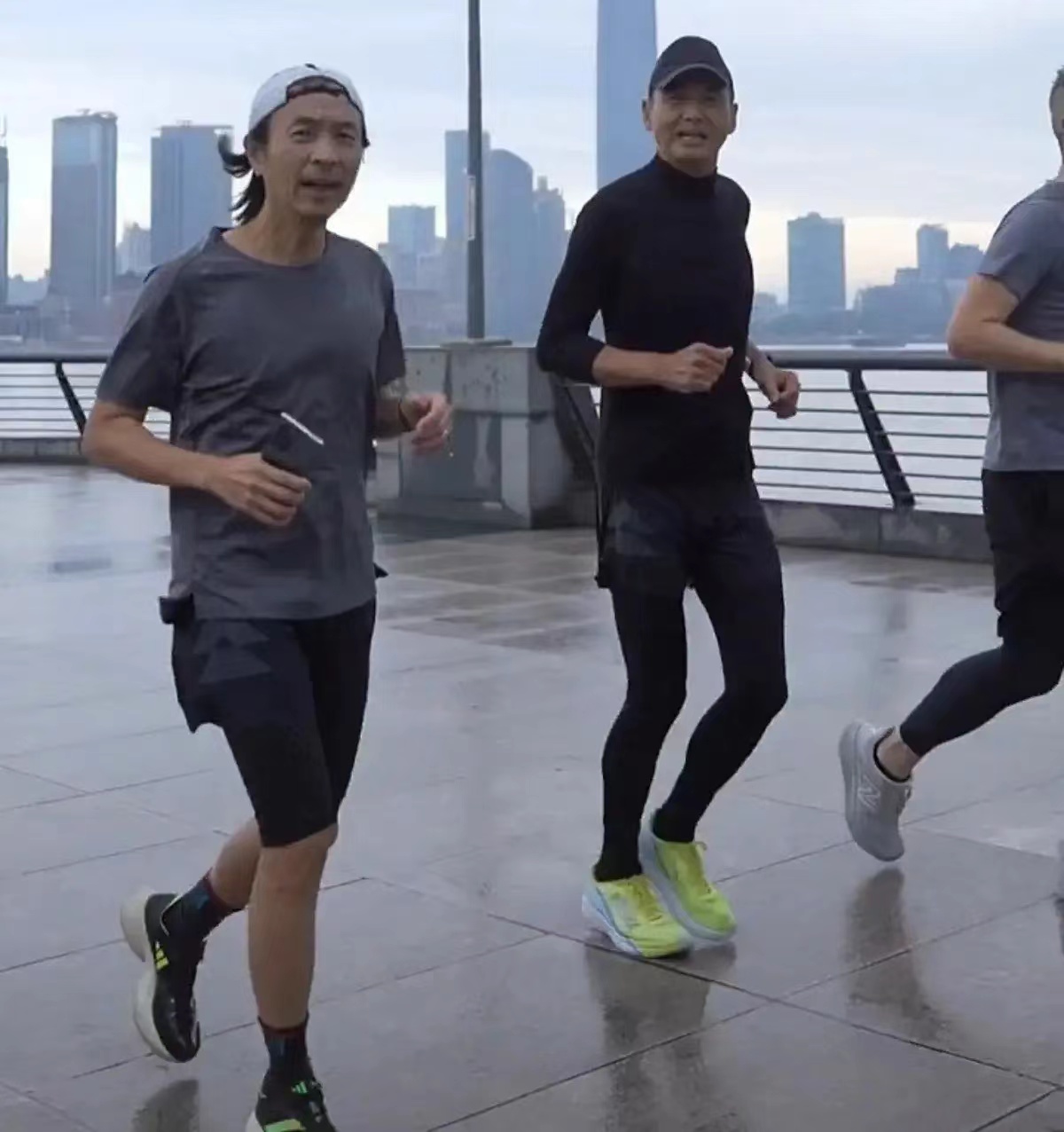 Xu Wenqiang running on the beach? Chow Yun-fat showed his low-key ...