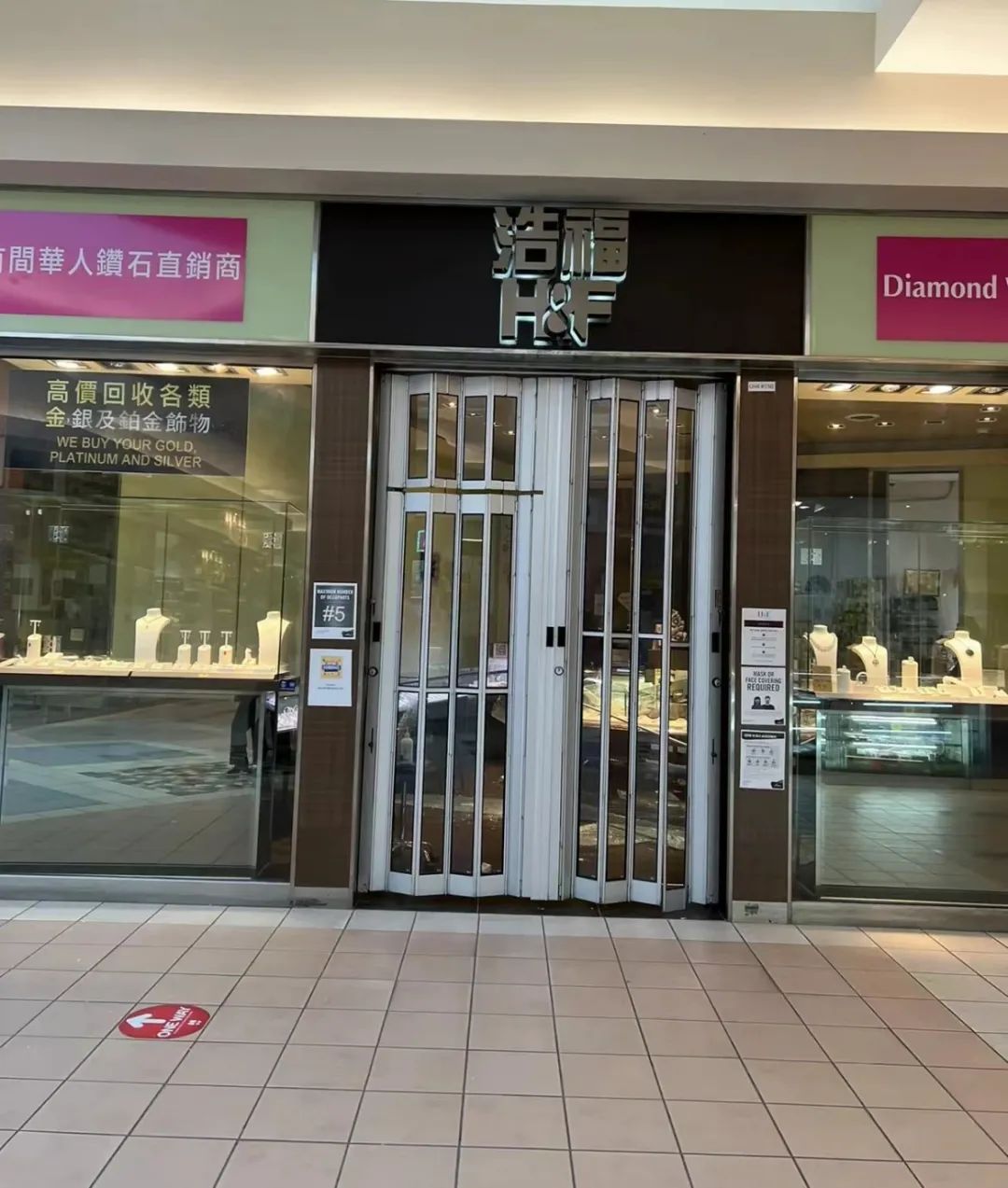 The Chinese jewelry store in Markham Plaza was robbed: three gangsters ...