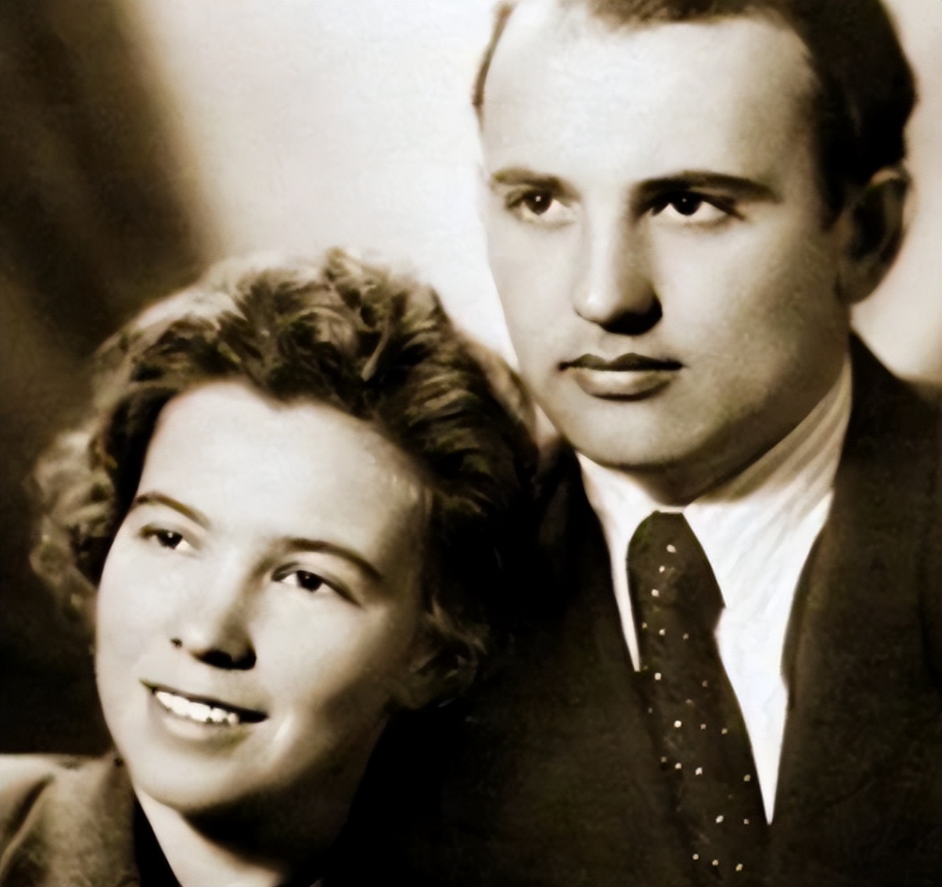 In 1986, when Gorbachev got off the plane, he gently hugged his wife Raisa's waist, like a fairy ...