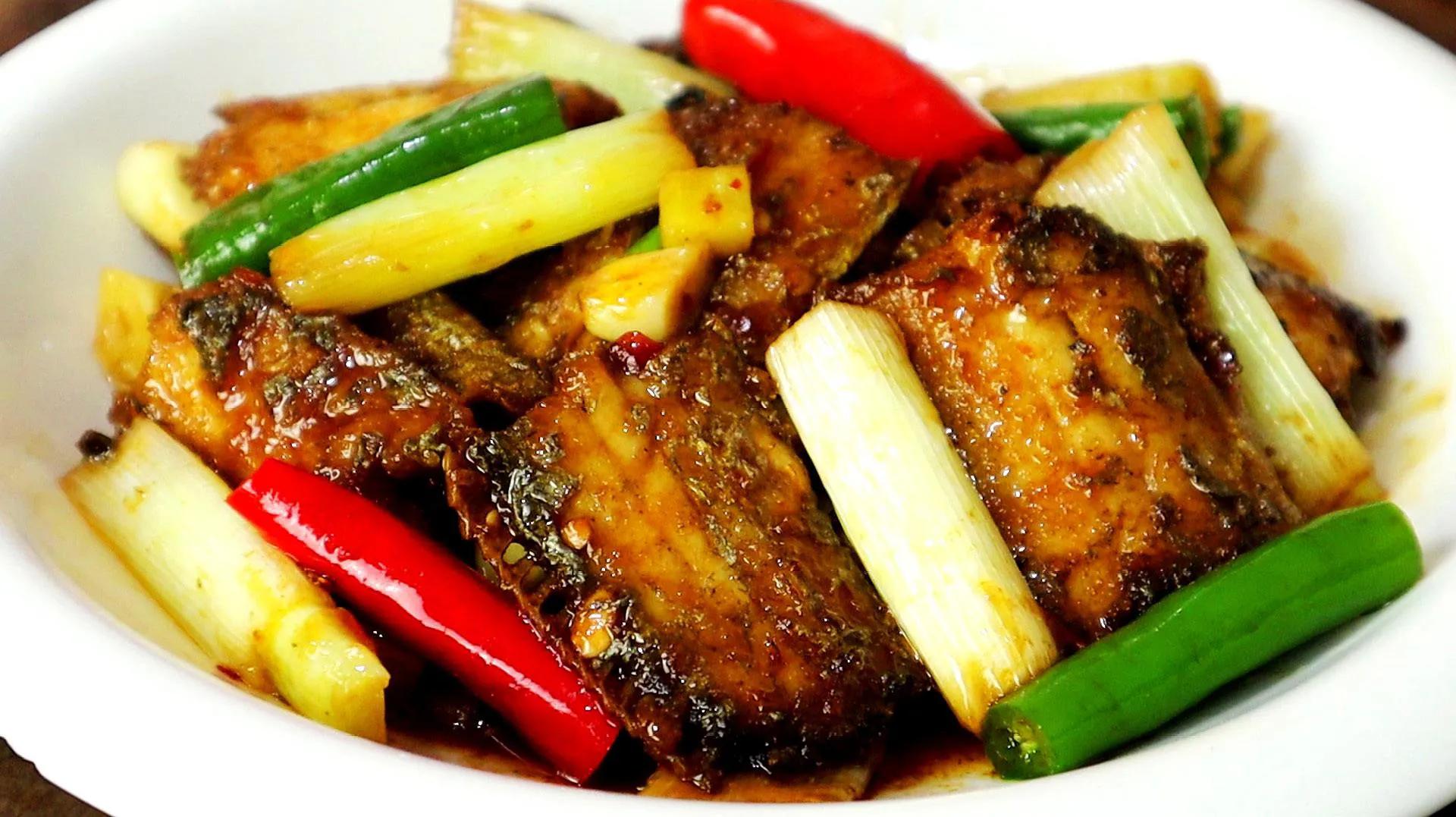 Chinese Cuisine: Braised Hairtail with Scallions - iMedia