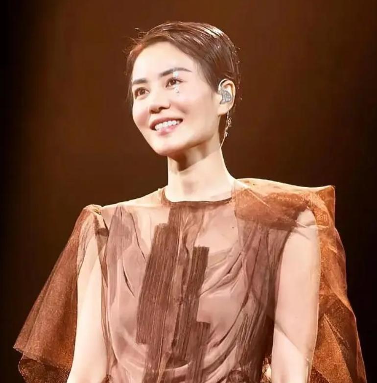 Dou Jingtong is really good at "pretending"! Wearing a black suit and ...