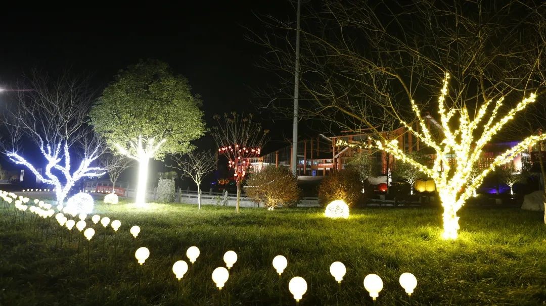 The Great Rift Valley of Wuling Mountain is decorated with lanterns and ...