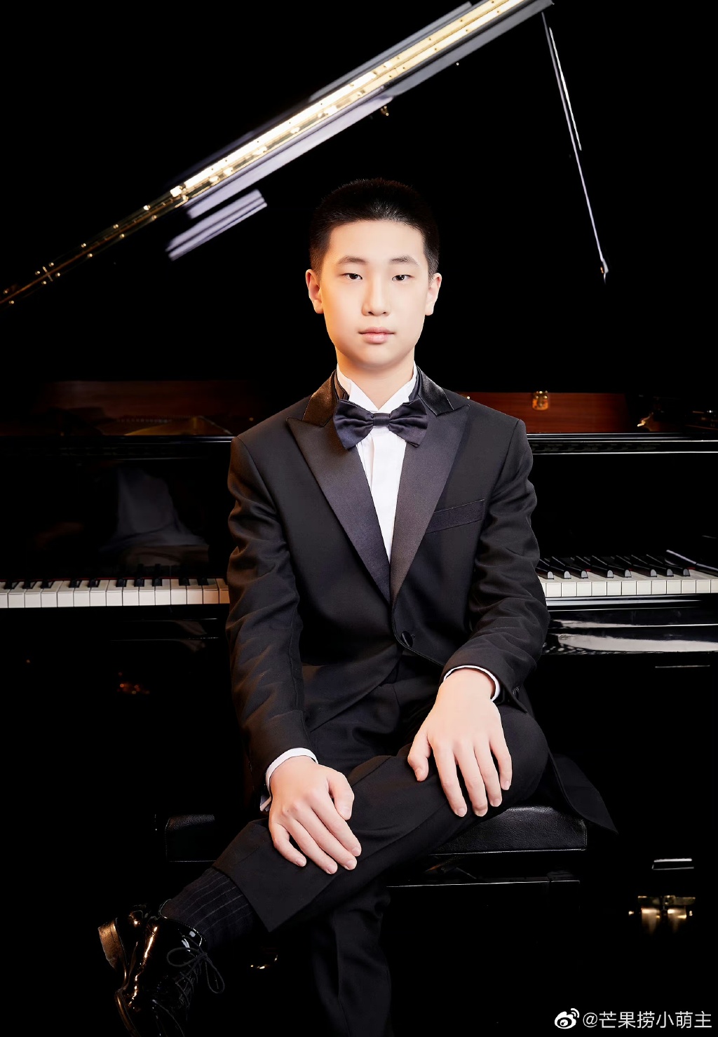 Lin Dajun is growing up well! A recent photo of him in a suit, well ...