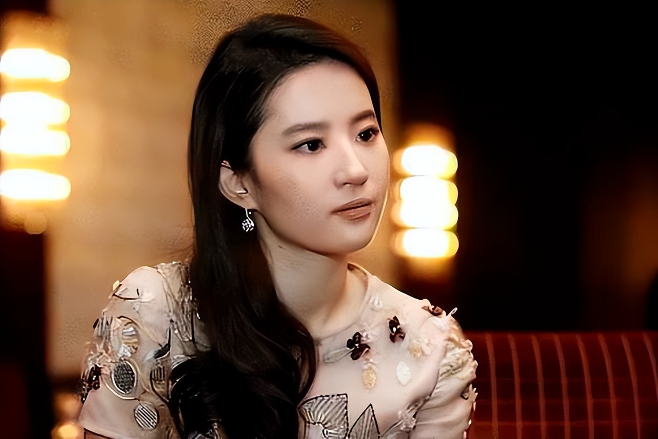 Liu Yifei met Lin Yun at Liuyan Airport and blurted out Song Yinzhang ...
