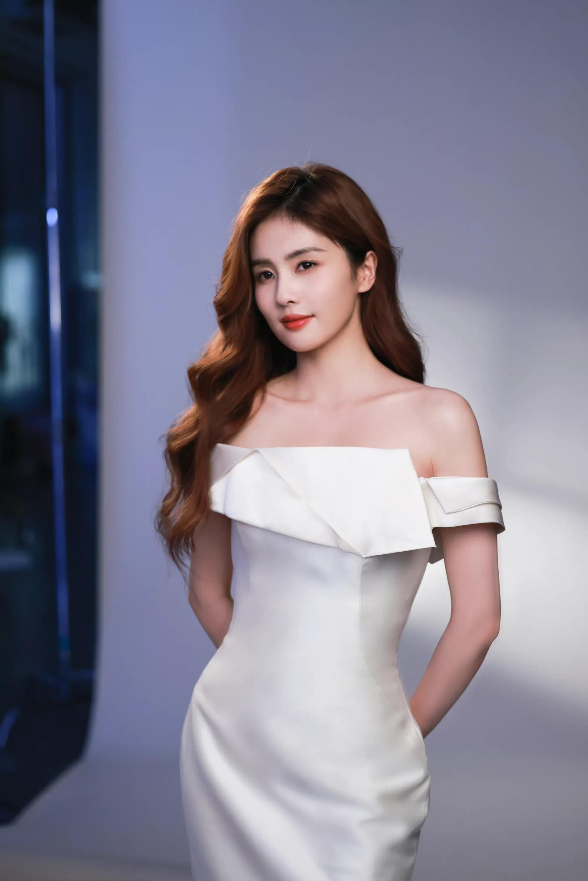 The 28-year-old Bailu has another high-profile beauty! One-shoulder ...