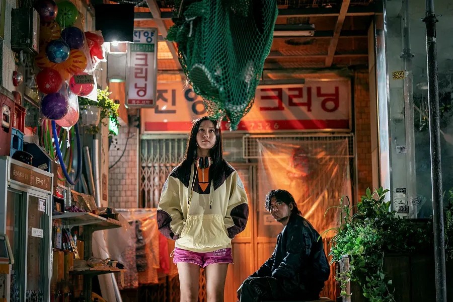 The endless zombie drama!The plot is coherent without compromising ...