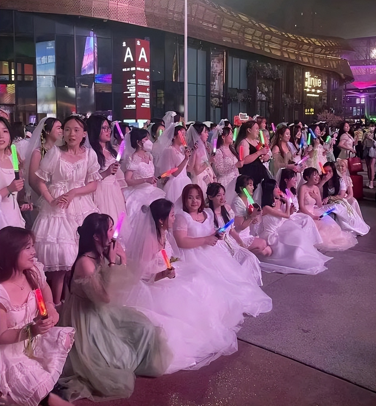 A large number of wedding dresses rushed to Wang Yuan's concert, and ...