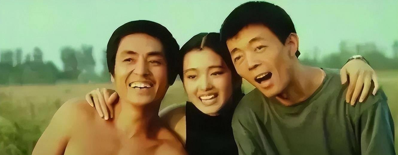 Swimming pool photos of 23-year-old Gong Li and 38-year-old Zhang Yimou ...