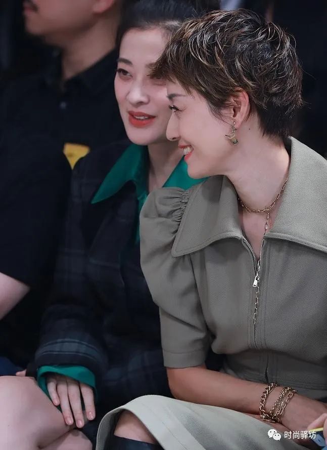 46-year-old Ma Yili and 47-year-old Mei Ting are in the same frame, one ...