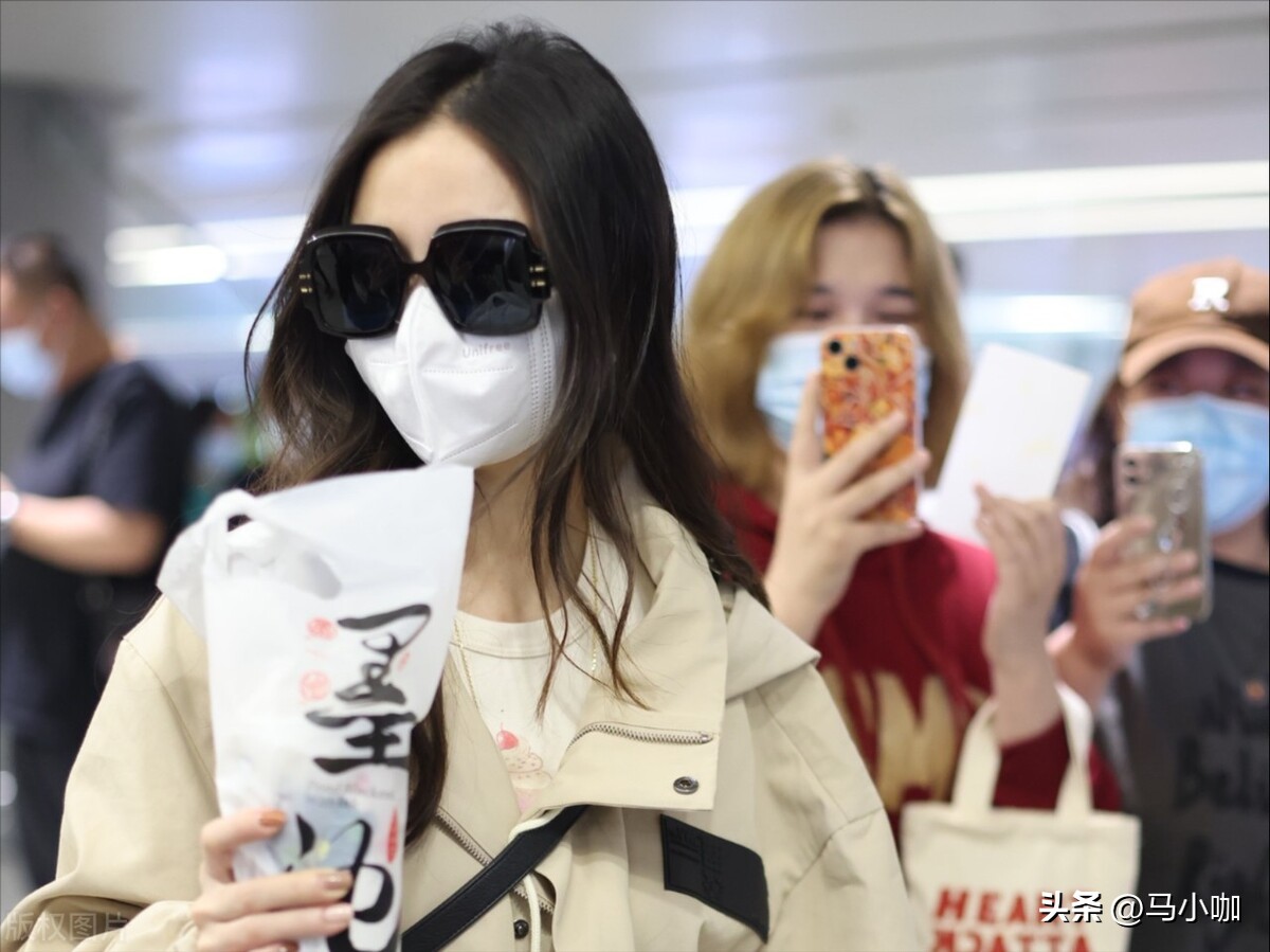 Yang Ying arrived at Shanghai Airport and signed autographs for fans ...
