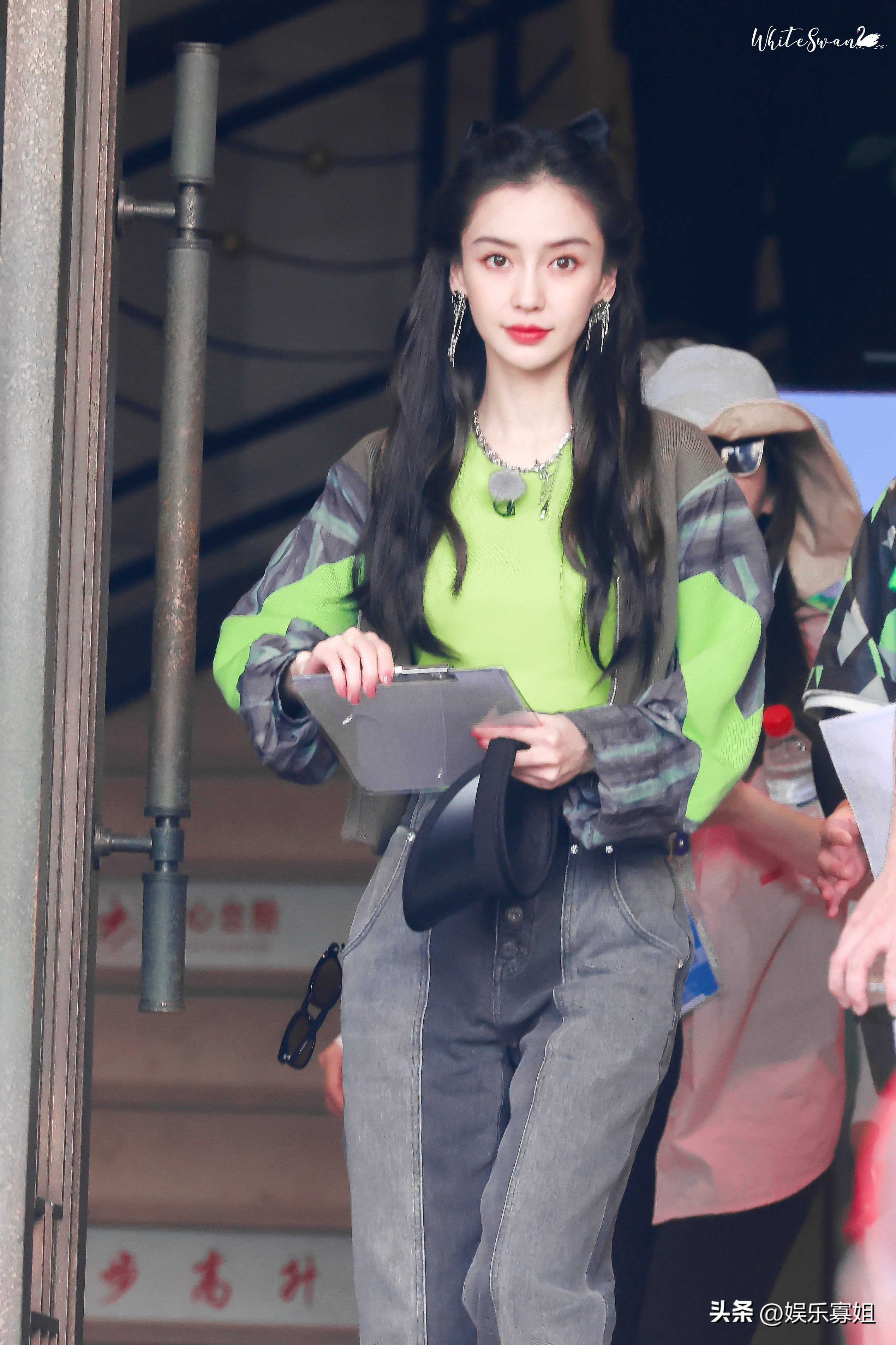 What a nice view!Yang Ying's "Let's Run" green vest Reuters, this ...