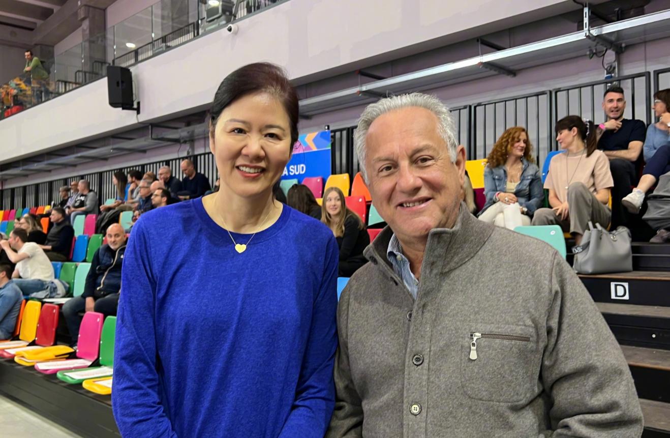 The 62-year-old Lang Ping rarely appeared on the court! Group photo Zhu ...