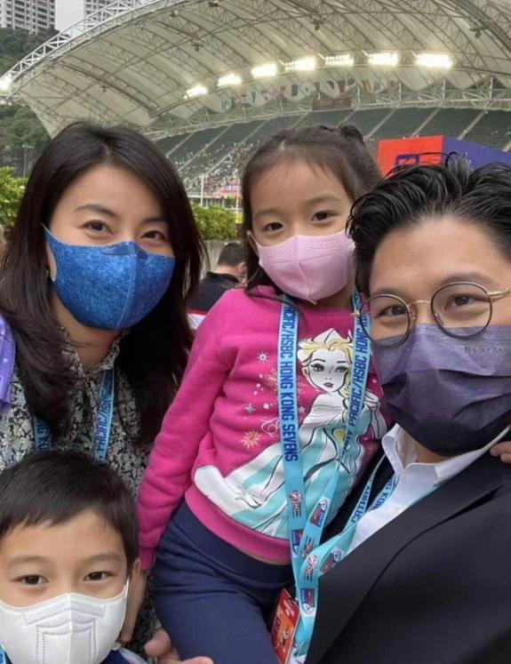 Guo Jingjing took the children to watch the football game, Huo Qigang ...