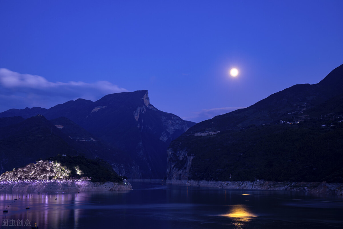 There is a full moon in the sky, and the world is full of emotions.The ...