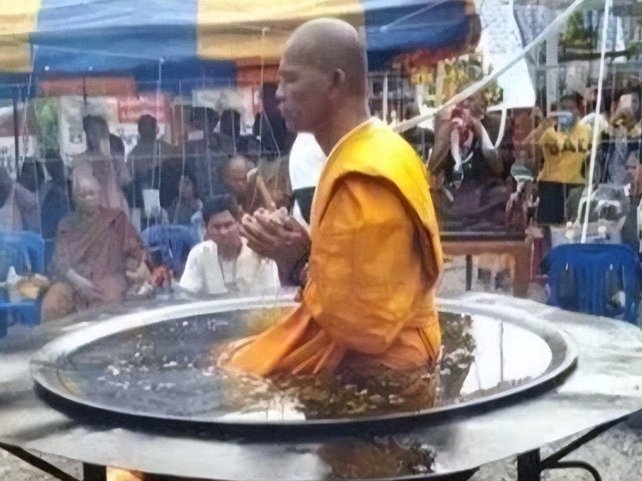 It's so weird!Thai monks meditate in a frying pan. After learning the ...