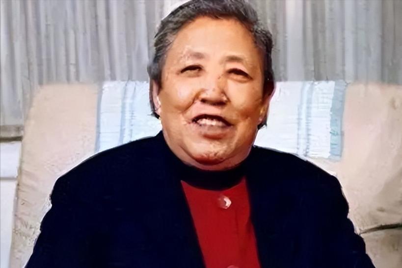 Hua Guofeng's wife Han Zhijun, now 91 years old, has a simple life and insists on riding a ...