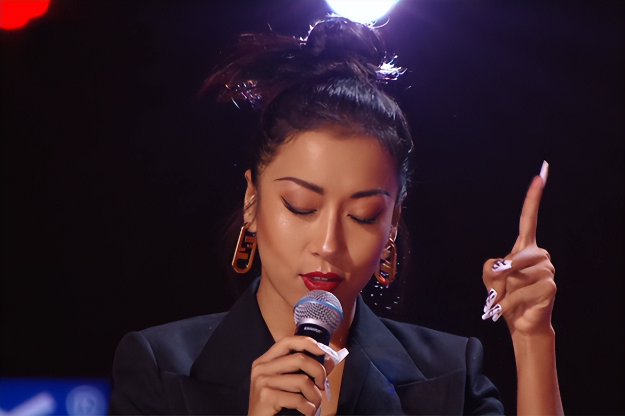 Jike Junyi: Selling miserably to show off his wealth as a mistress, the "simple" persona ...