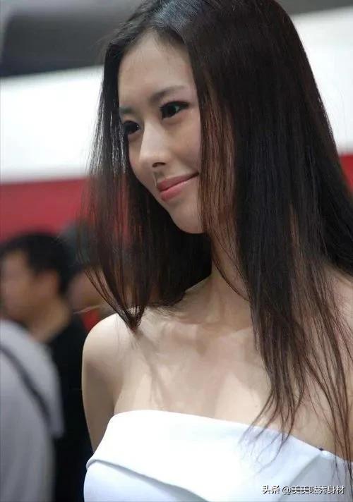 Zhai Ling, a sexy car model from the mainland, has dominated the entire ...