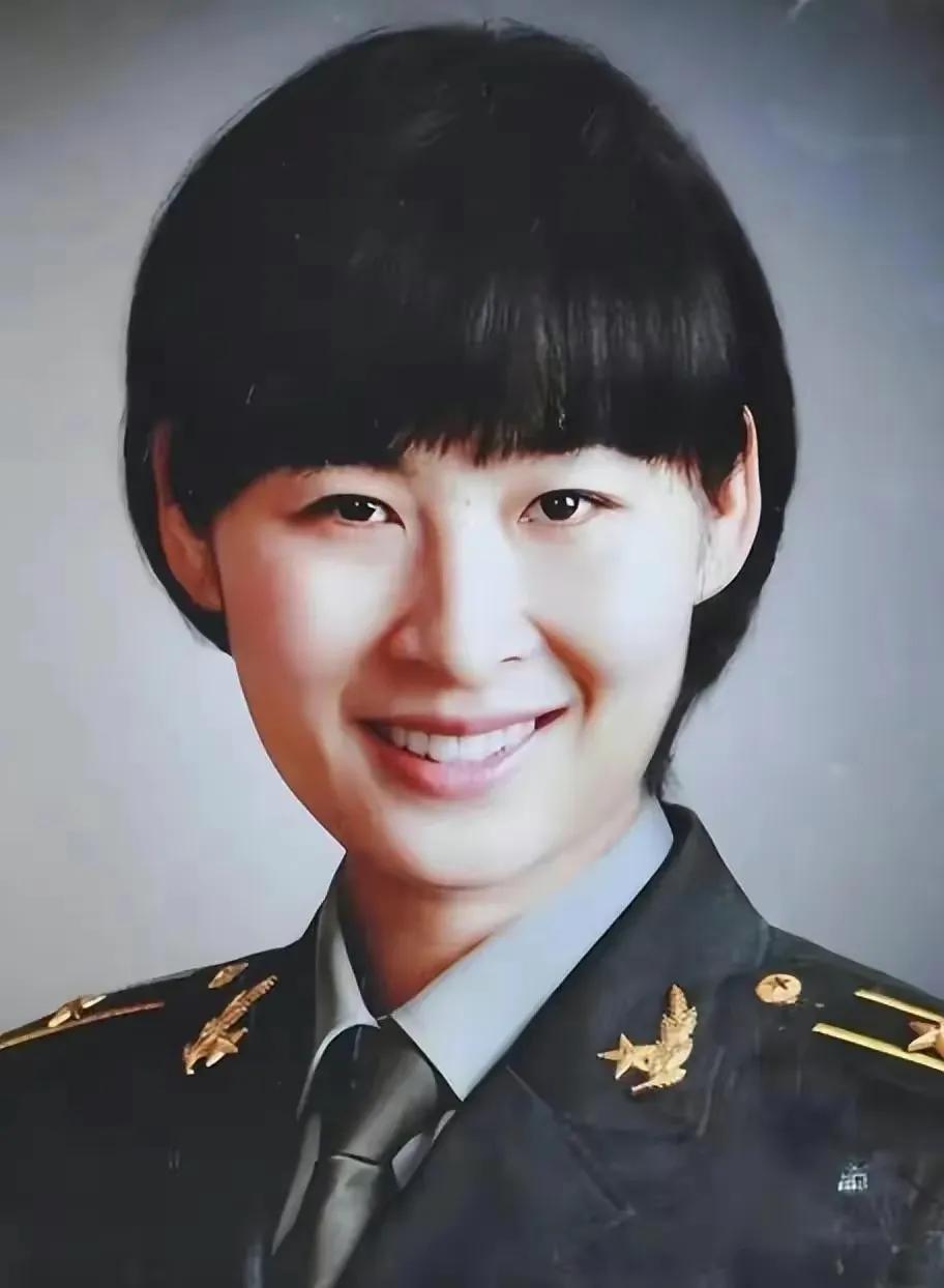 Female astronaut Liu Yang posted an intimate photo with her husband ...