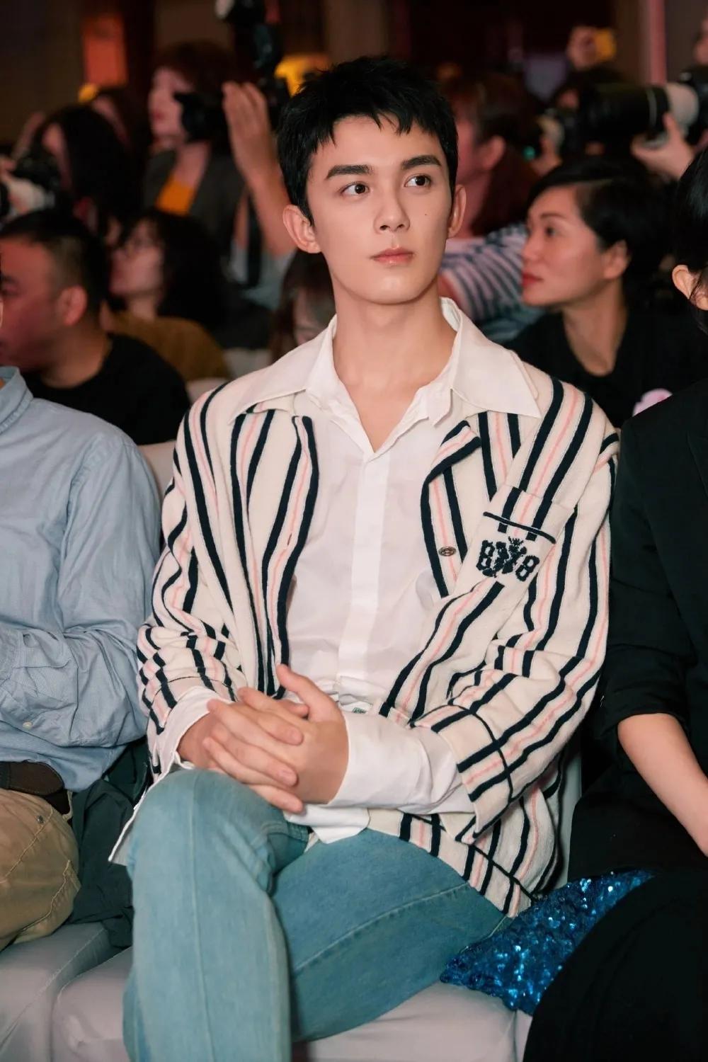 Wu Lei has grown handsome since childhood - iNEWS