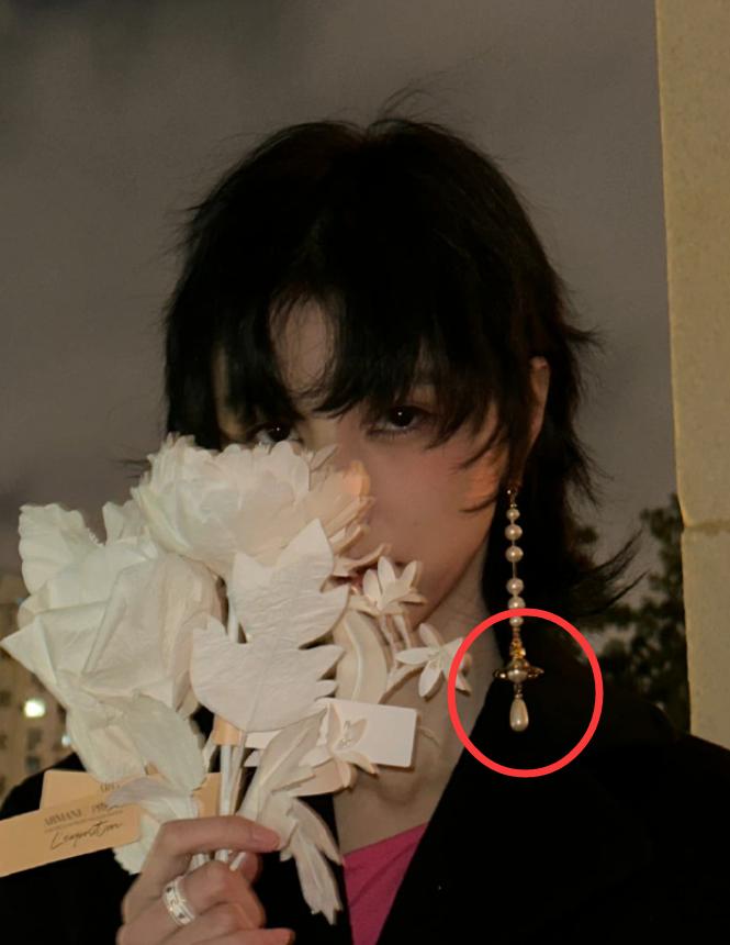 Hua Chenyu seldom shows affection, wearing a heart-shaped couple necklace with his girlfriend ...