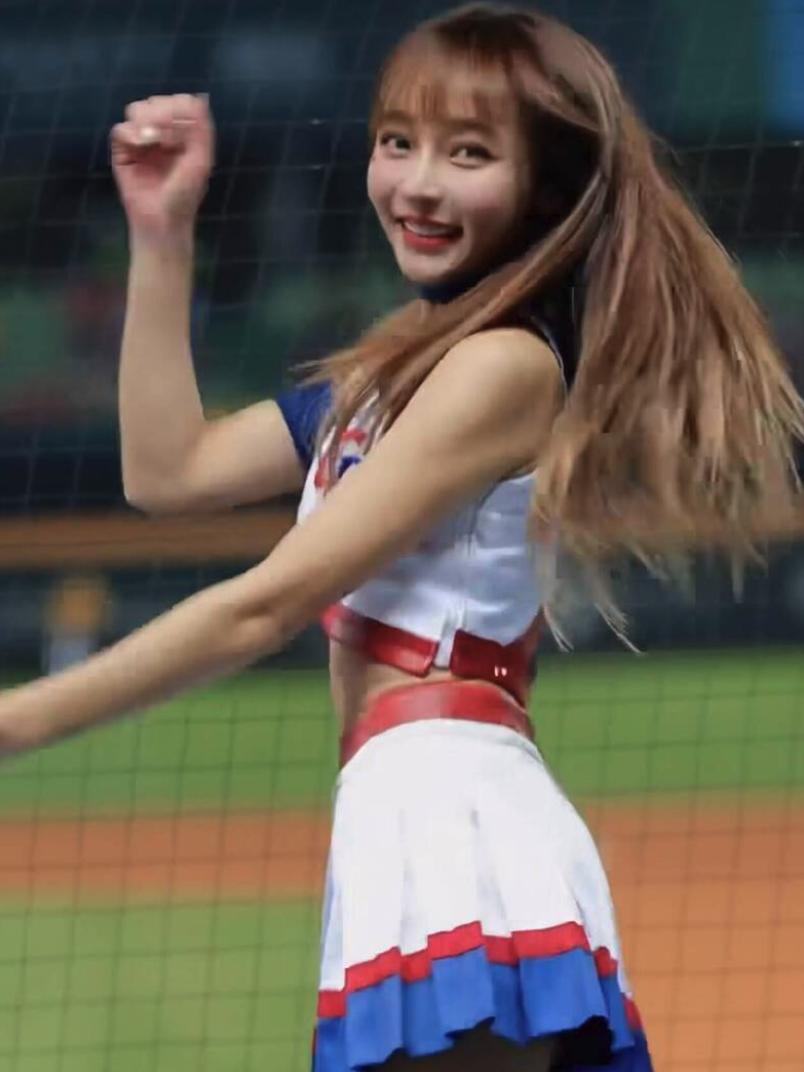 She is the goddess of Taiwanese cheerleaders: she has a perfect figure ...