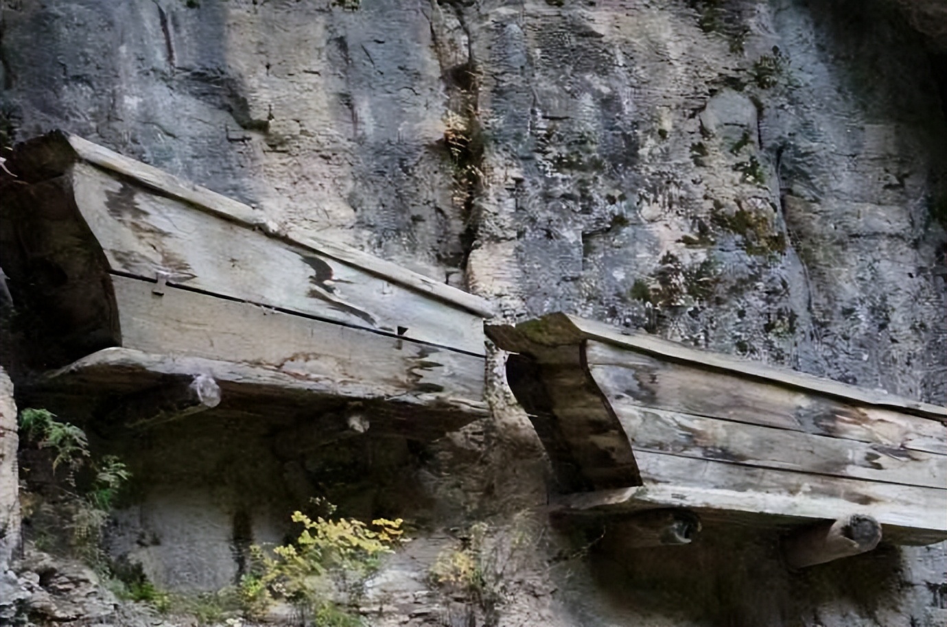 One of the "weirdest" scenic spots in the world, coffins can be seen ...