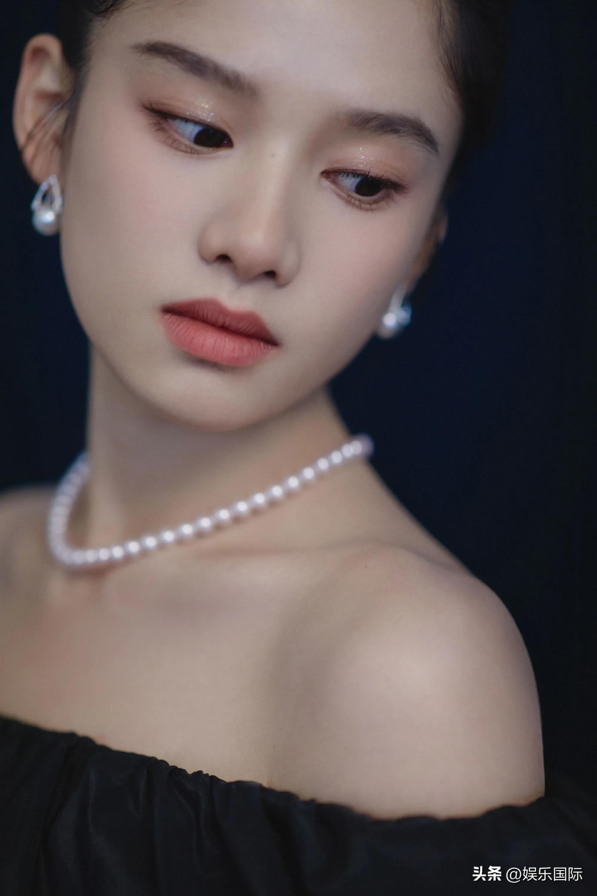 Zhang Jingyi wears a tube top dress with dewy shoulders and a pearl ...