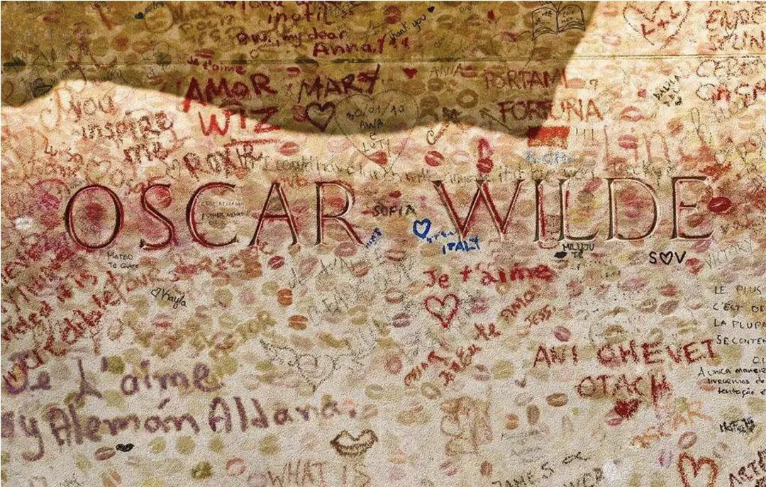 The Smart Book: Wisdom from Wilde, Nietzsche, and Wittgenstein - iNEWS