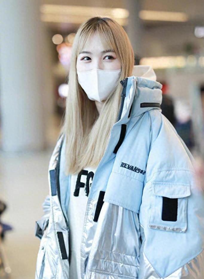 "Rich woman" Ma Rong appears, dyes her blond hair, wears a ring worth ...