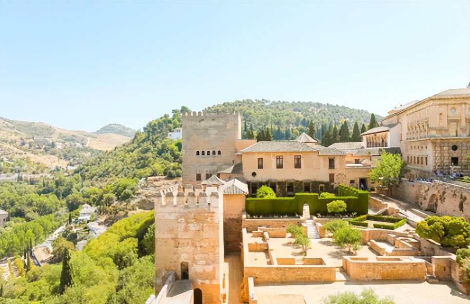 Alhambra Palace: the most beautiful building under the fusion of ...