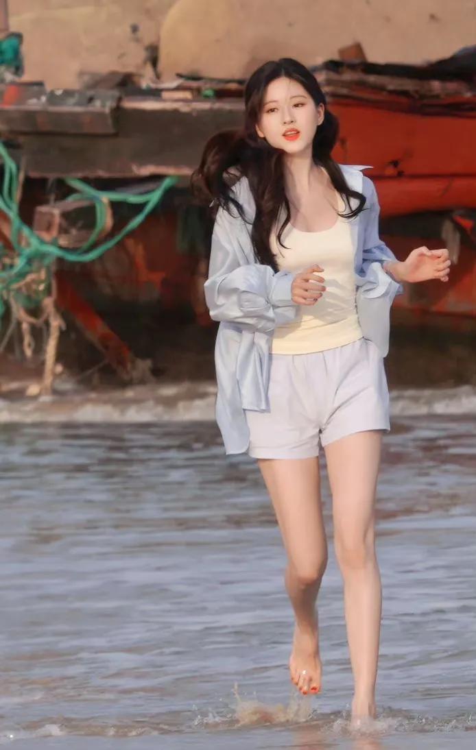Running barefoot on the beach is so energetic——Zhao Lusi - iNEWS