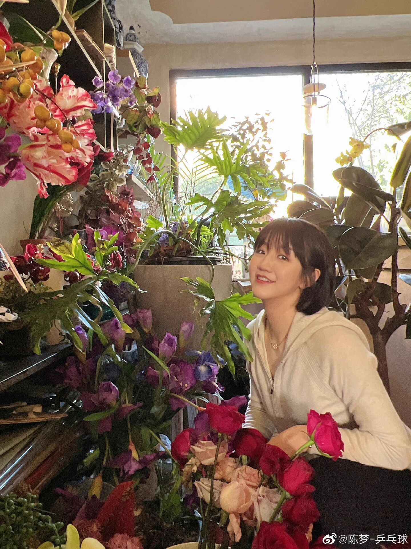 So beautiful!Chen Meng takes photos and drinks coffee - iNEWS