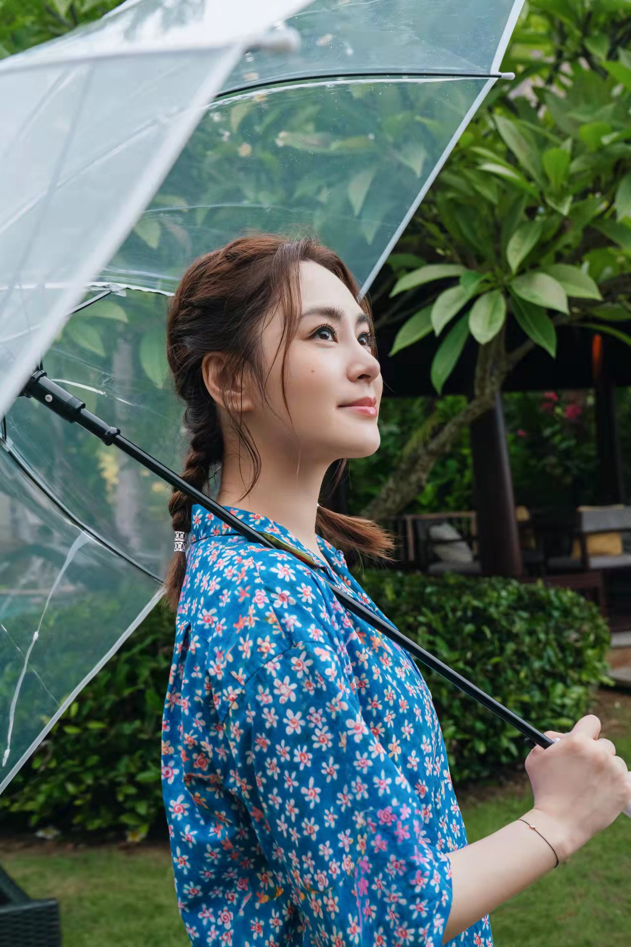 The theme song of Joey Yung Twins chorus "Yong Me Sa Jiao" in the hit ...