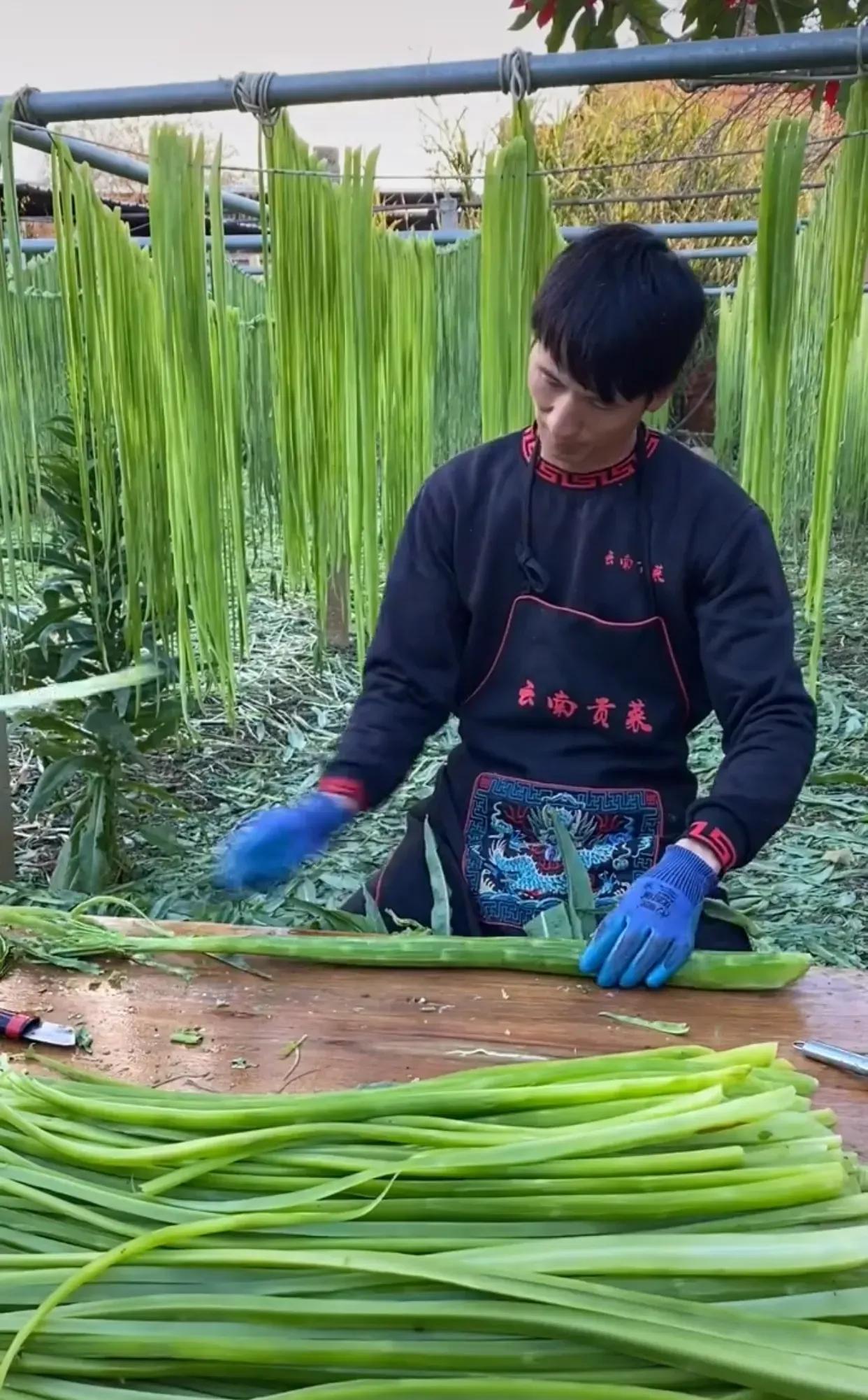 This buddy's daily job is to cut this tribute vegetable. It seems that ...