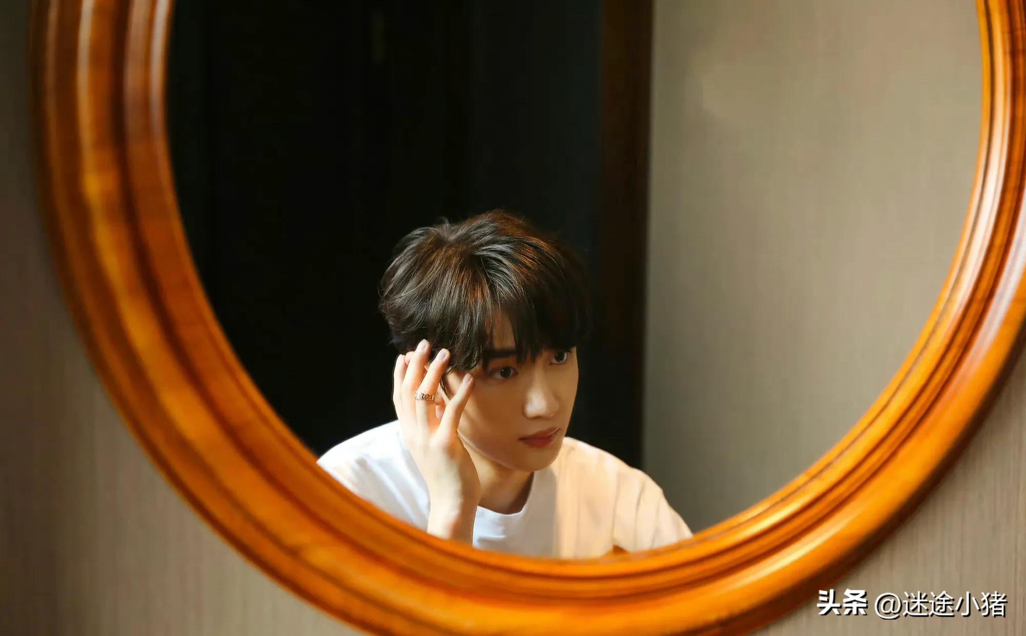 Ding Chengxin takes pictures with the mirror, youthful sunshine, full ...