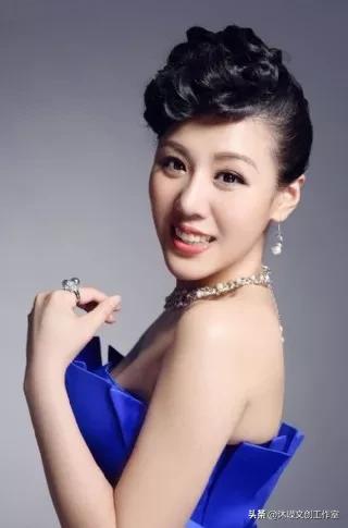 A literary and artistic worker with beautiful crowns, sweet songs, and ...