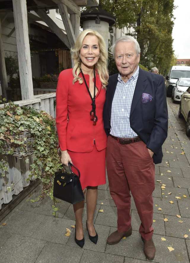 The Porsche heir wants to divorce his 74-year-old wife. She suffers ...