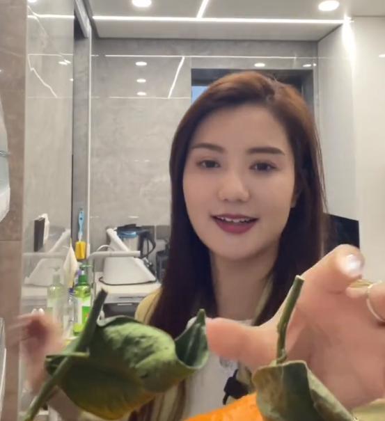 He Yuxin revealed that she has a mysophobia. Brother Monkey disinfects his whole body before ...