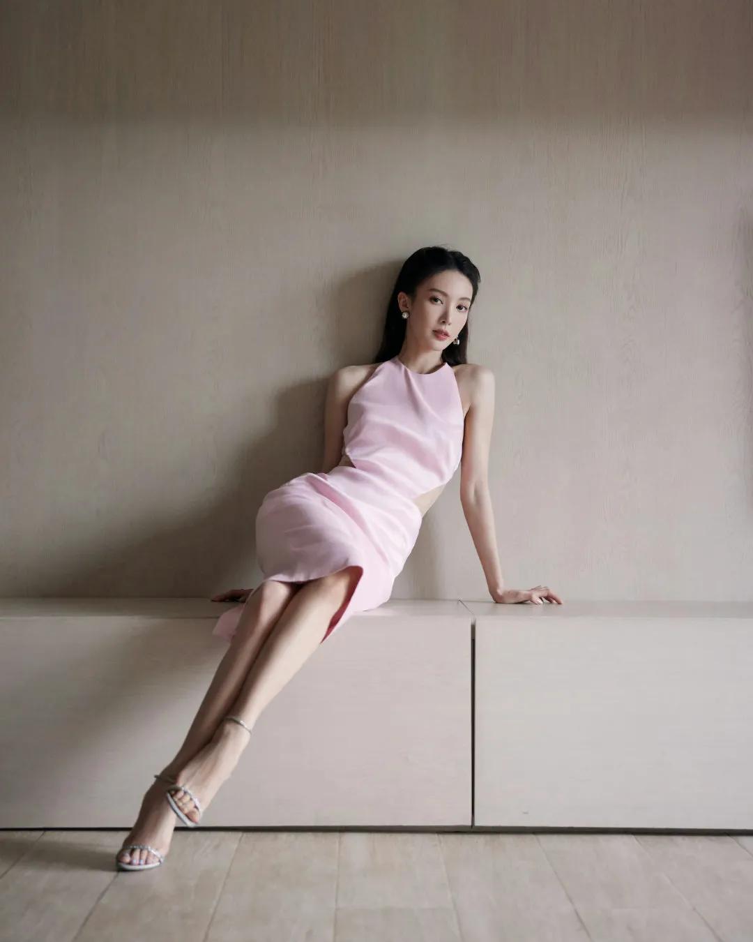 Jin Chen, beauty with long legs - iNEWS