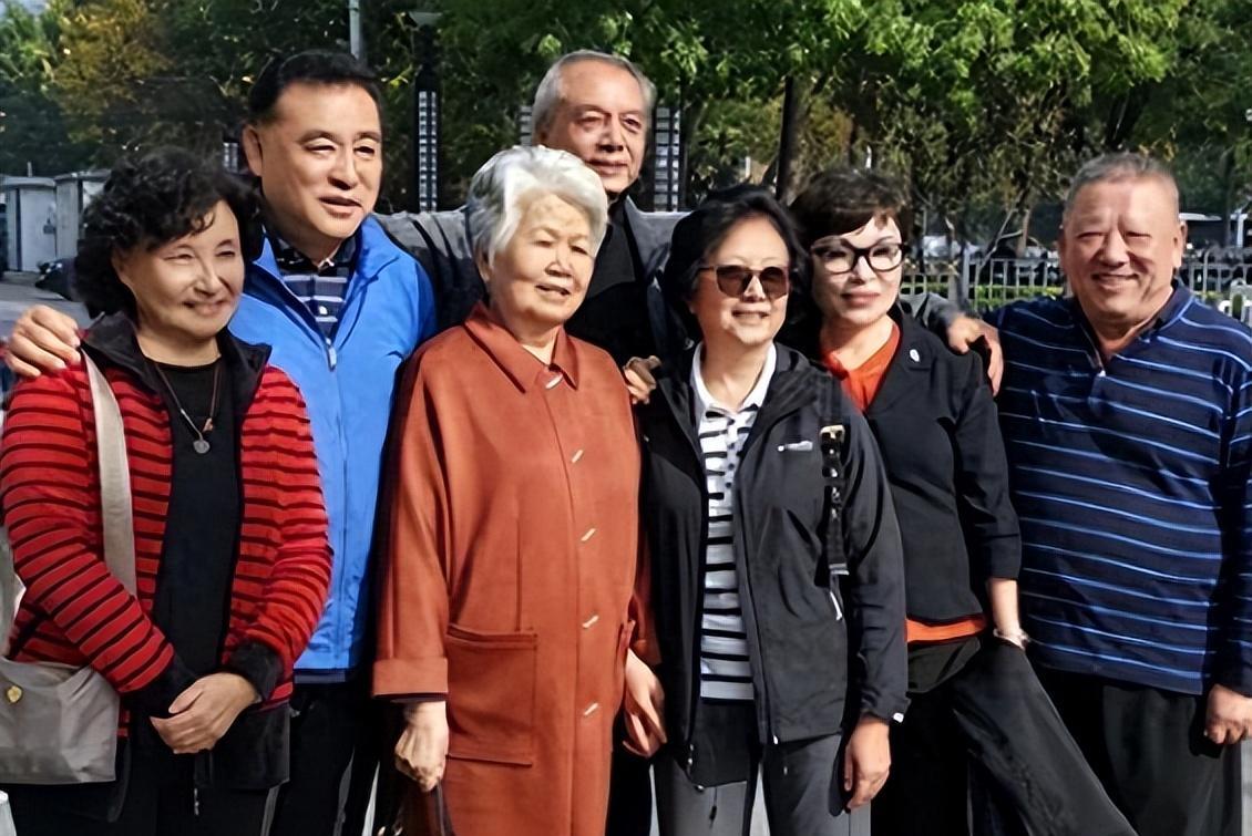 Fun fact! 69-year-old Du Xian is elegant and beautiful, with a rosy ...