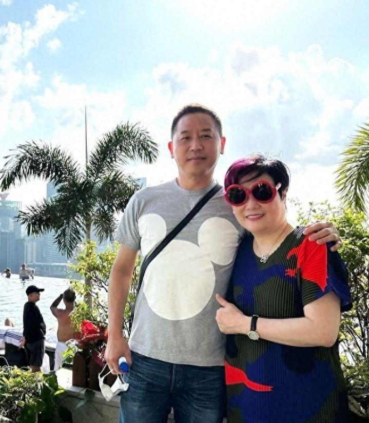 Tang Hede and Chen Shufen were on vacation in Singapore. Deborah and ...