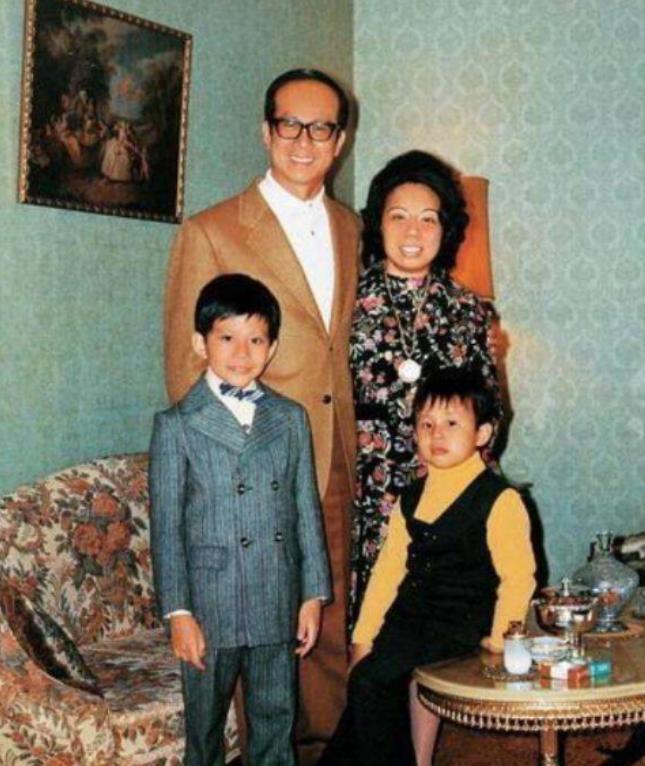 Late at night 33 years ago, Li Ka-shing spent 30 million to bring Li Jiaxin home, and his wife ...