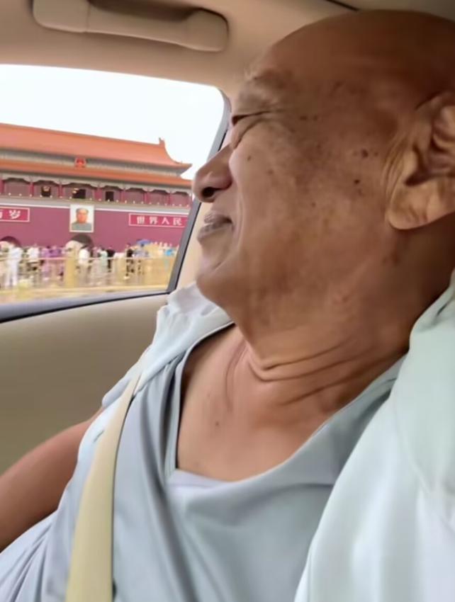 Ling Feng returned to Beijing after a lapse of ten years, smiling and ...