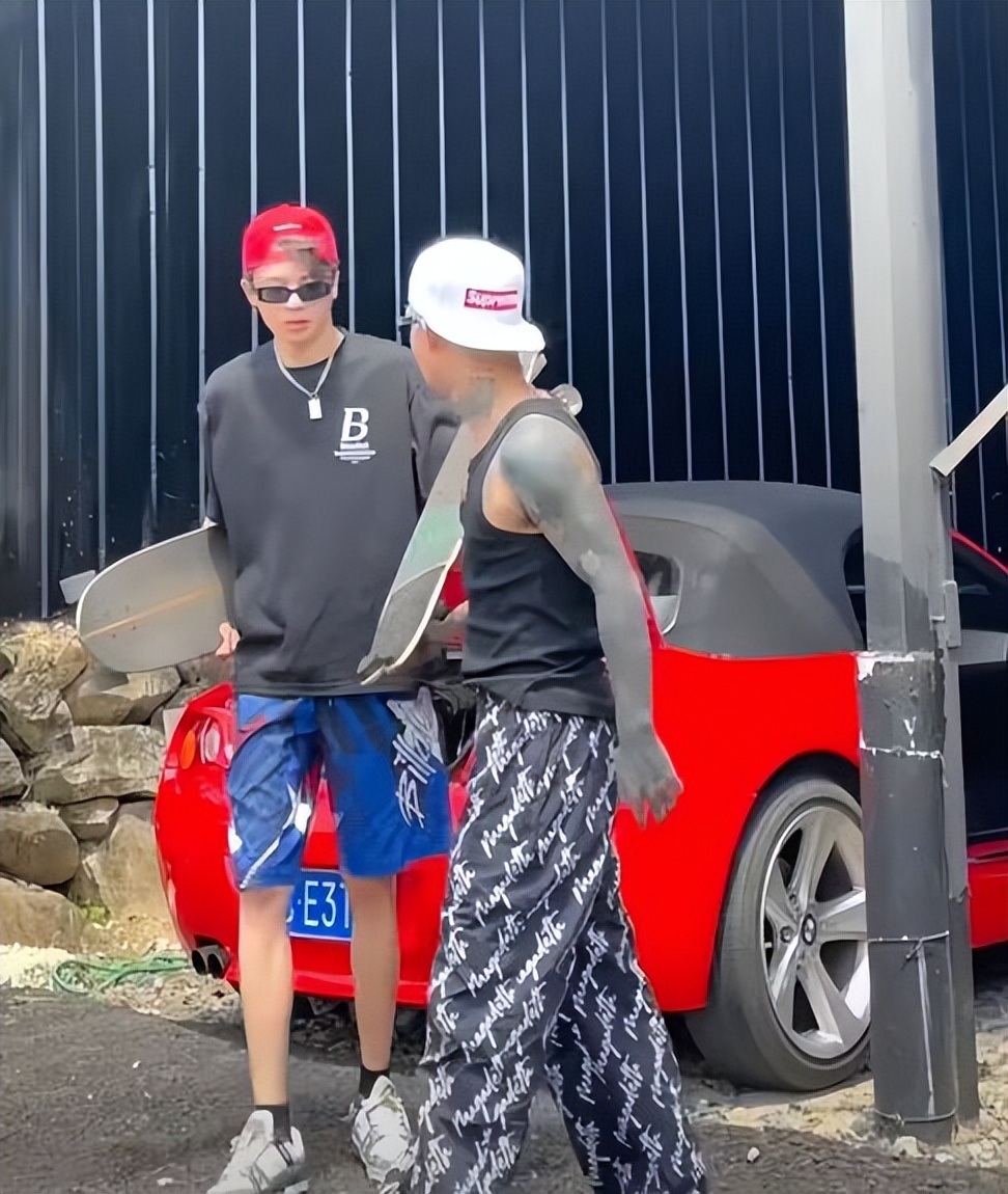 Yin Shihang appeared in the Qiandao Lake surfing, dressed up and hit ...